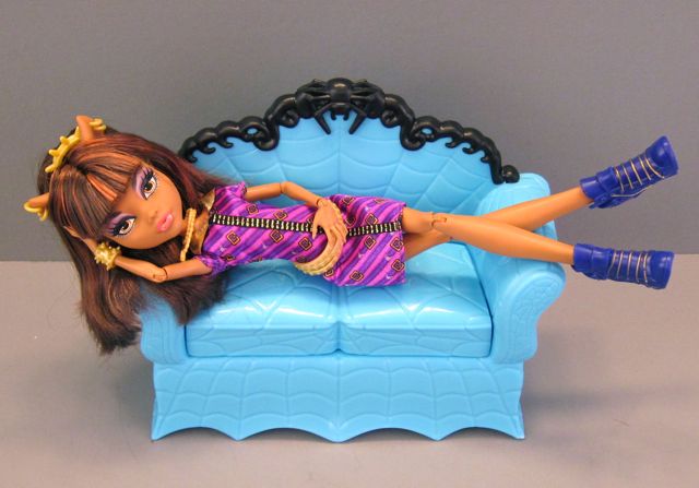 The Monster High "Coffin Bean" vs. The Bratzillaz "Cafe Zap" Playset ...