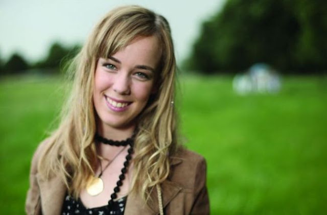 Classify Spanish actress and singer Mónica Paula Hernández