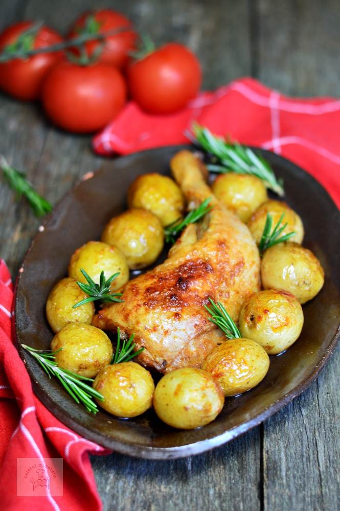 Pulpe de pui cu cartofi noi si rozmarin - CAIETUL CU RETETE