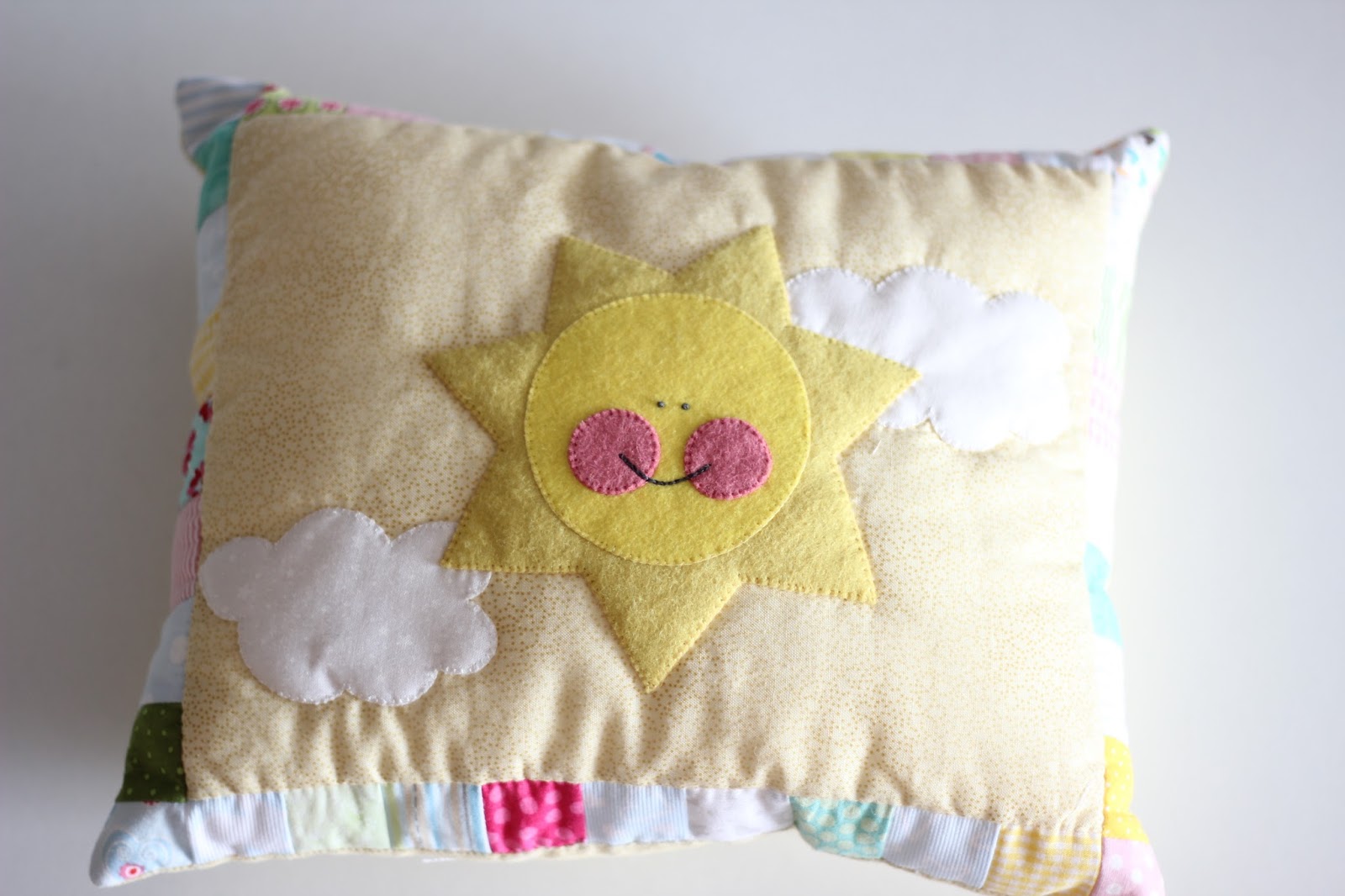 MI HOGAR DE PATCHWORK: Cojines de patchwork infantiles