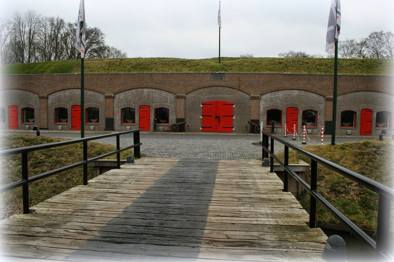 Hennie en Arina kris kras door Nederland.: Fort Voordorp