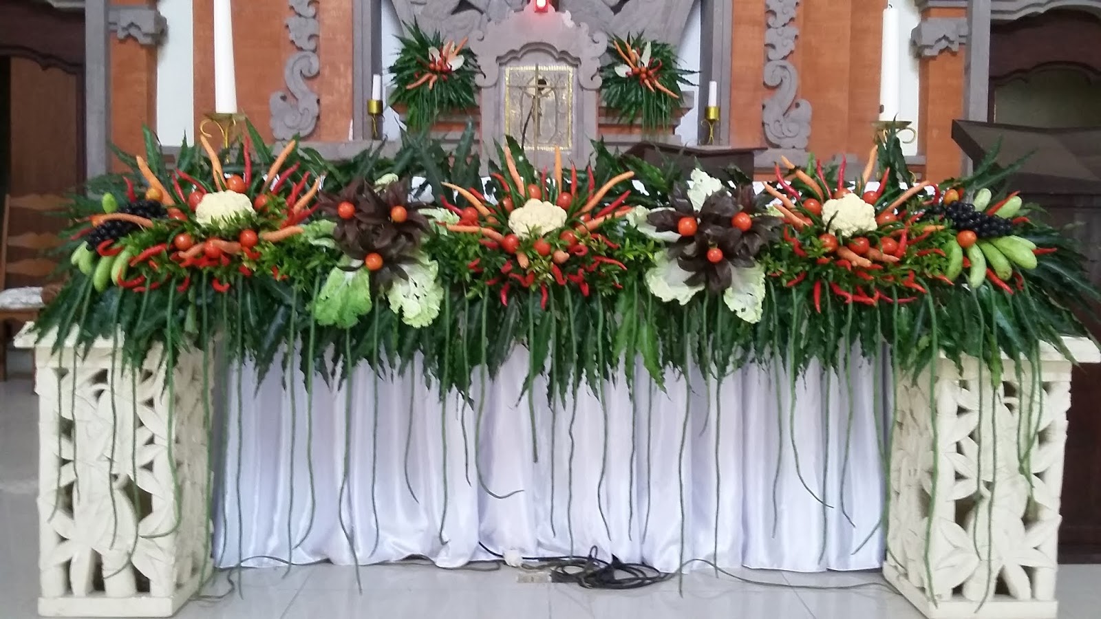 fredy: Rangkaian bunga altar Gereja Stasi Emmanuel Muncar