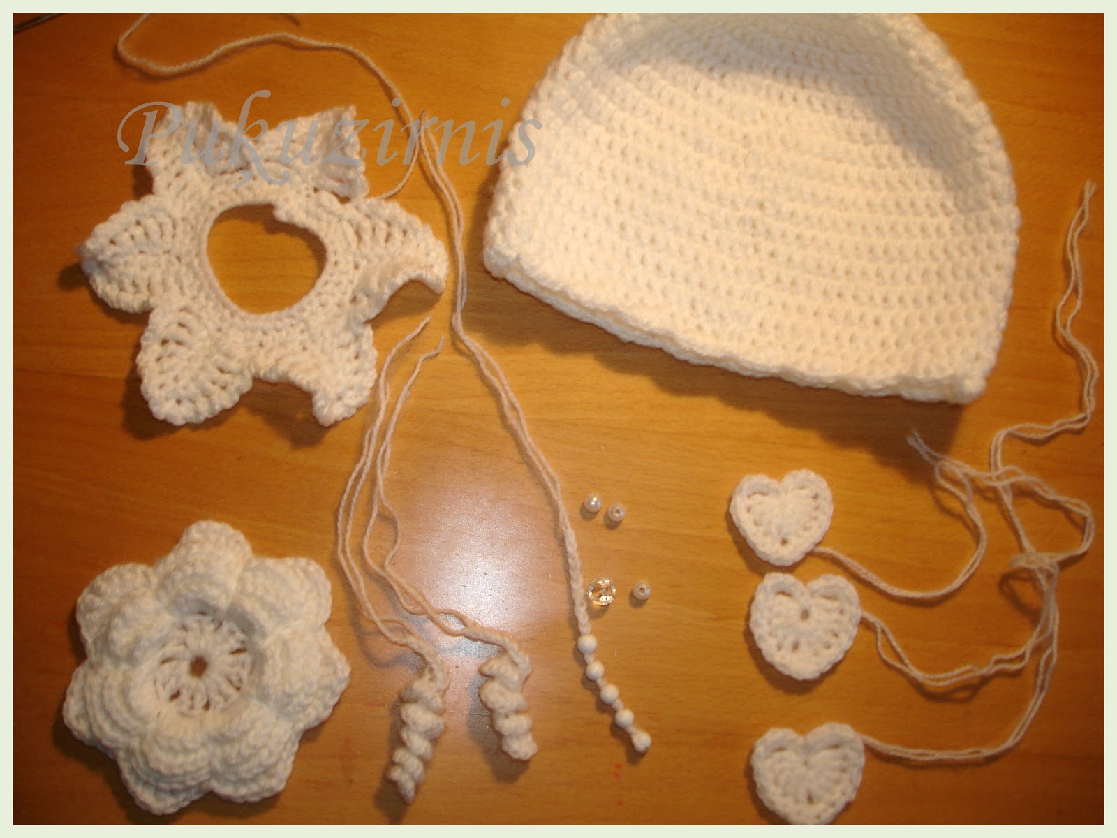 Puķuzirnis: Tamborēta sirsniņa. Un cepure baltā.