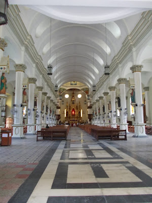 The Roomy Life: Iloilo Travelogue#10: Molo Church - the White Queen