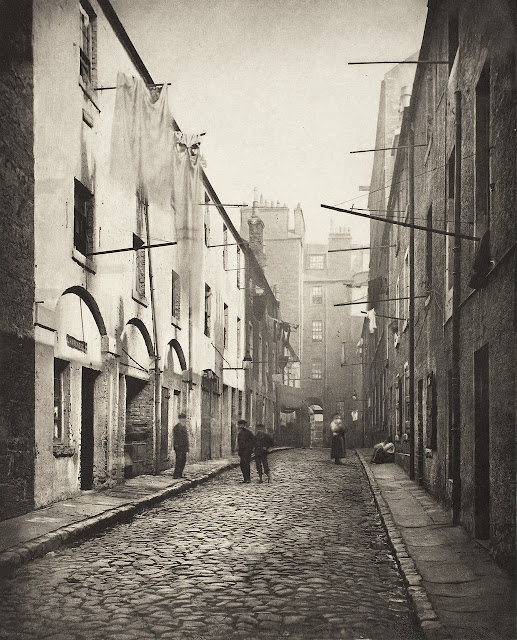 44 Incredible Vintage Photographs of the Old Closes and Streets of ...