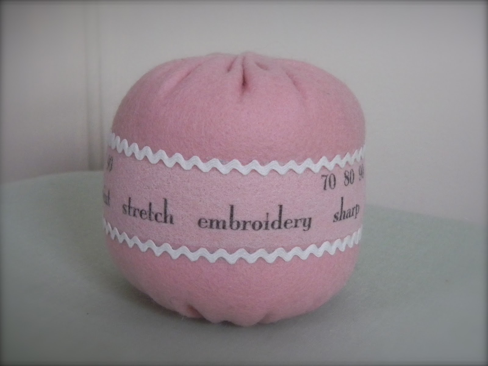 ginderellas: Tutorial: Sewing Machine Needle Pincushion