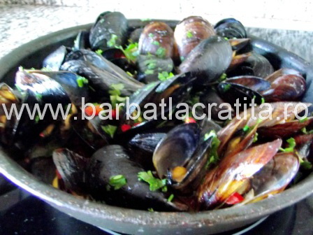 Midii cu sos de vin şi usturoi | Rețete BărbatLaCratiță