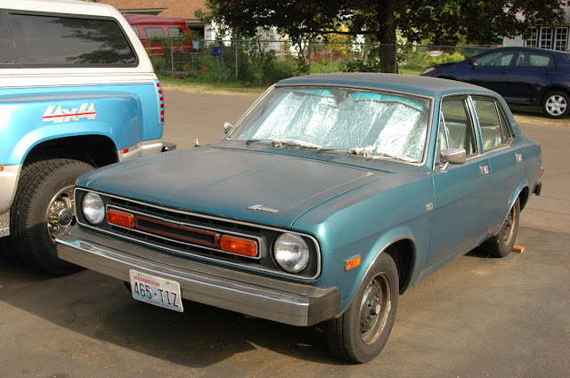 OLD PARKED CARS.: 1975 Austin Marina.