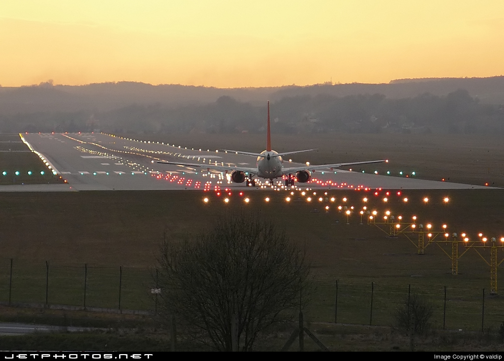 teknik listrik bandara kuat setrum: papi light