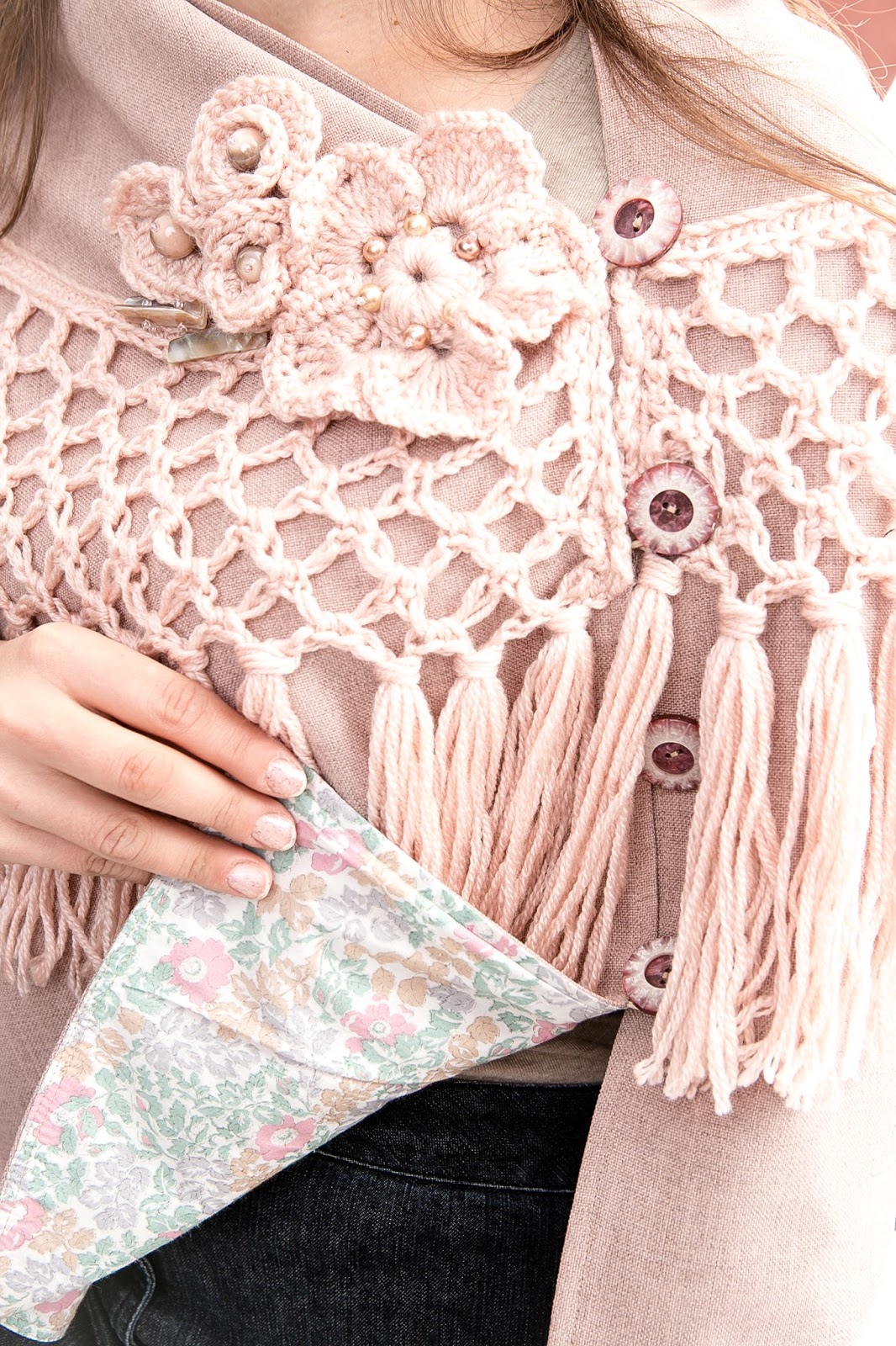 Poncho, capa, wrap, din stofa roz, cu franjuri si flori crosetate ...