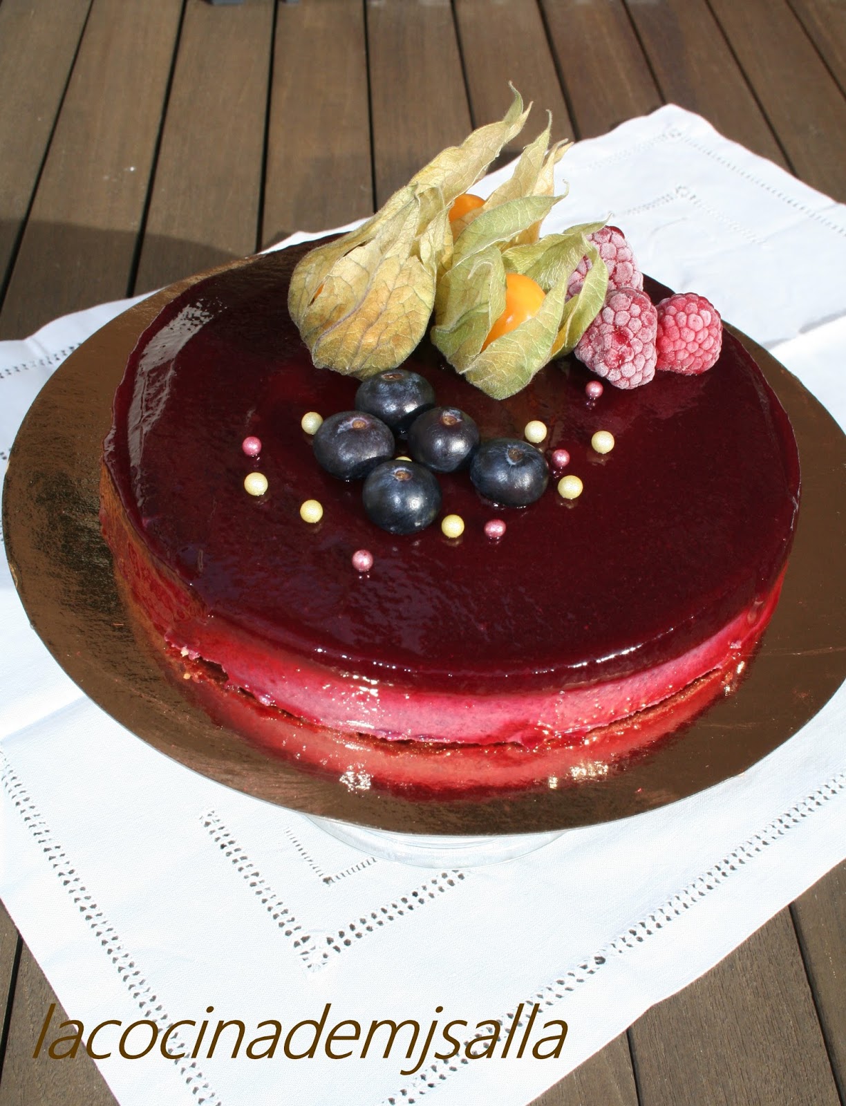 TARTA DE MOUSSE DE CEREZAS CON GLASEADO DE FRUTOS ROJOS.