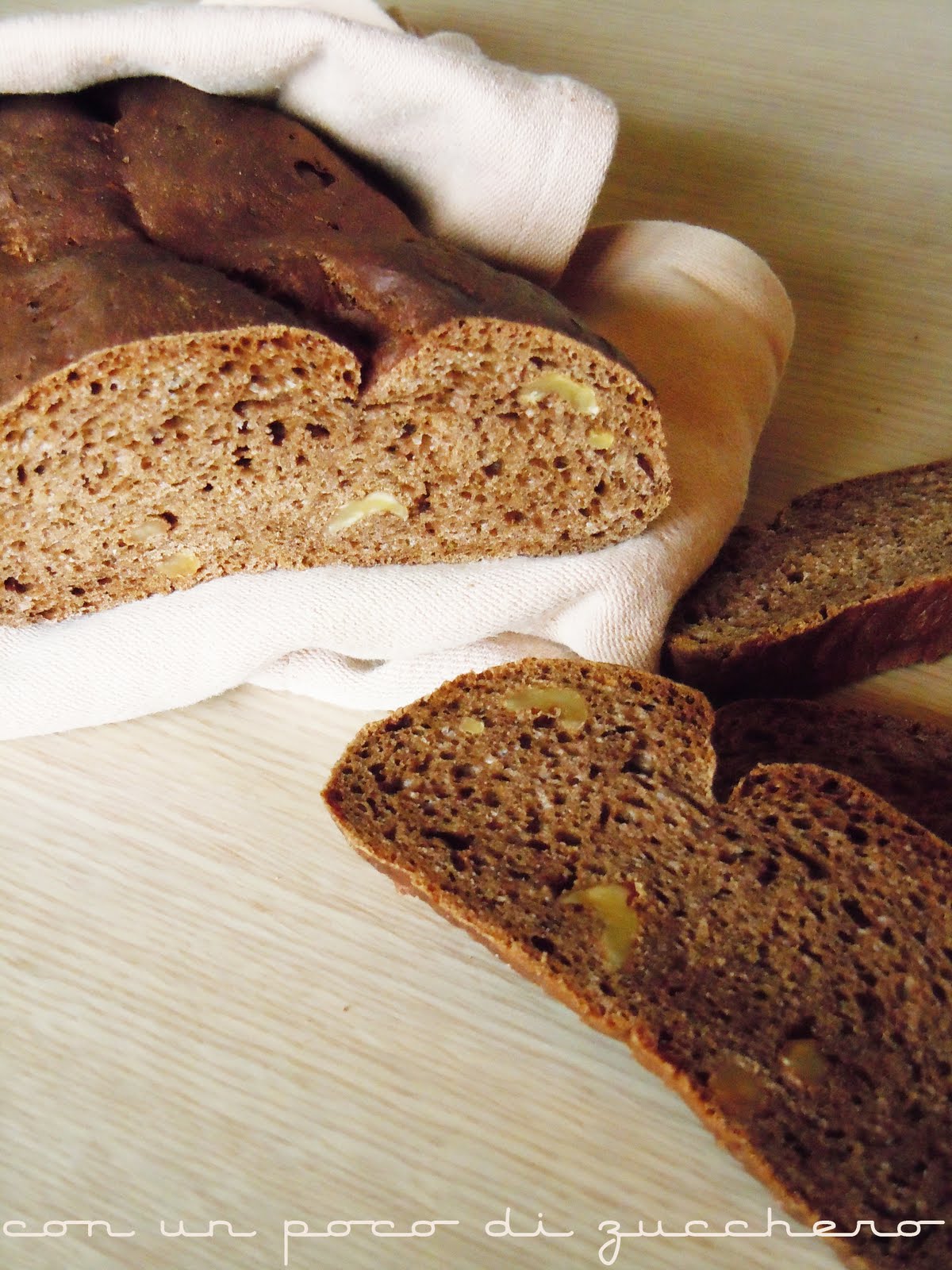 Pane di Segale con Noci e Semi di Girasole