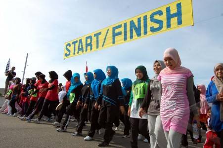 Ikuti Jalan Sehat Islami Bersama Menpora Imam Nahrowi | KCD News