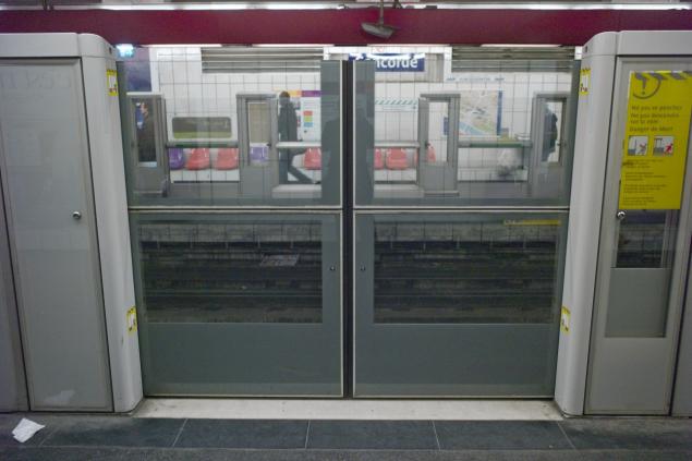 Queens Crap: MTA considering doors on platforms