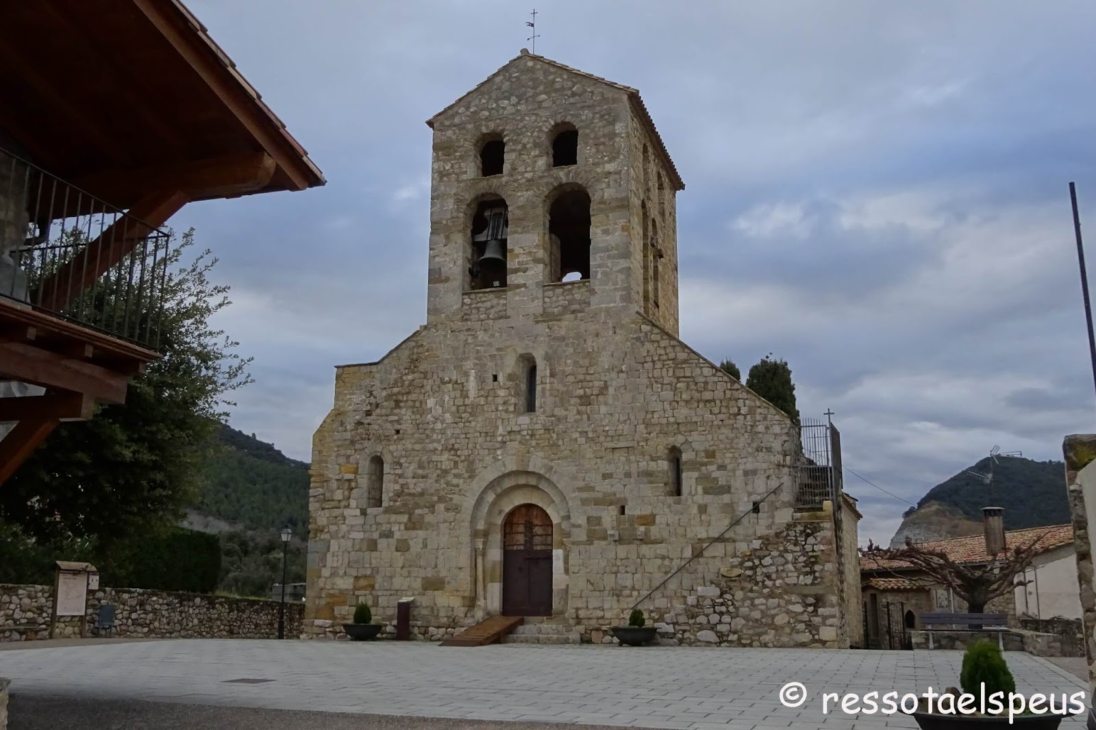 res sota els peus: El Mont des de Beuda
