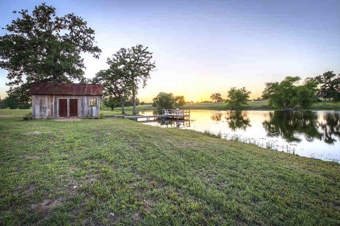Tiny Texas Lakehouse Getaway