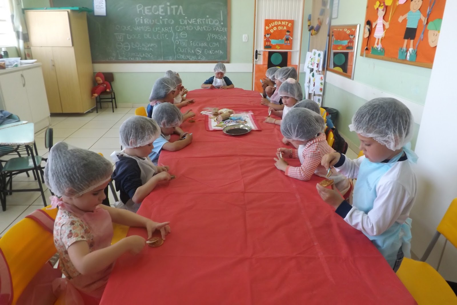 Escola Municipal João Protasio da Luz: Professora Isis realizando ...