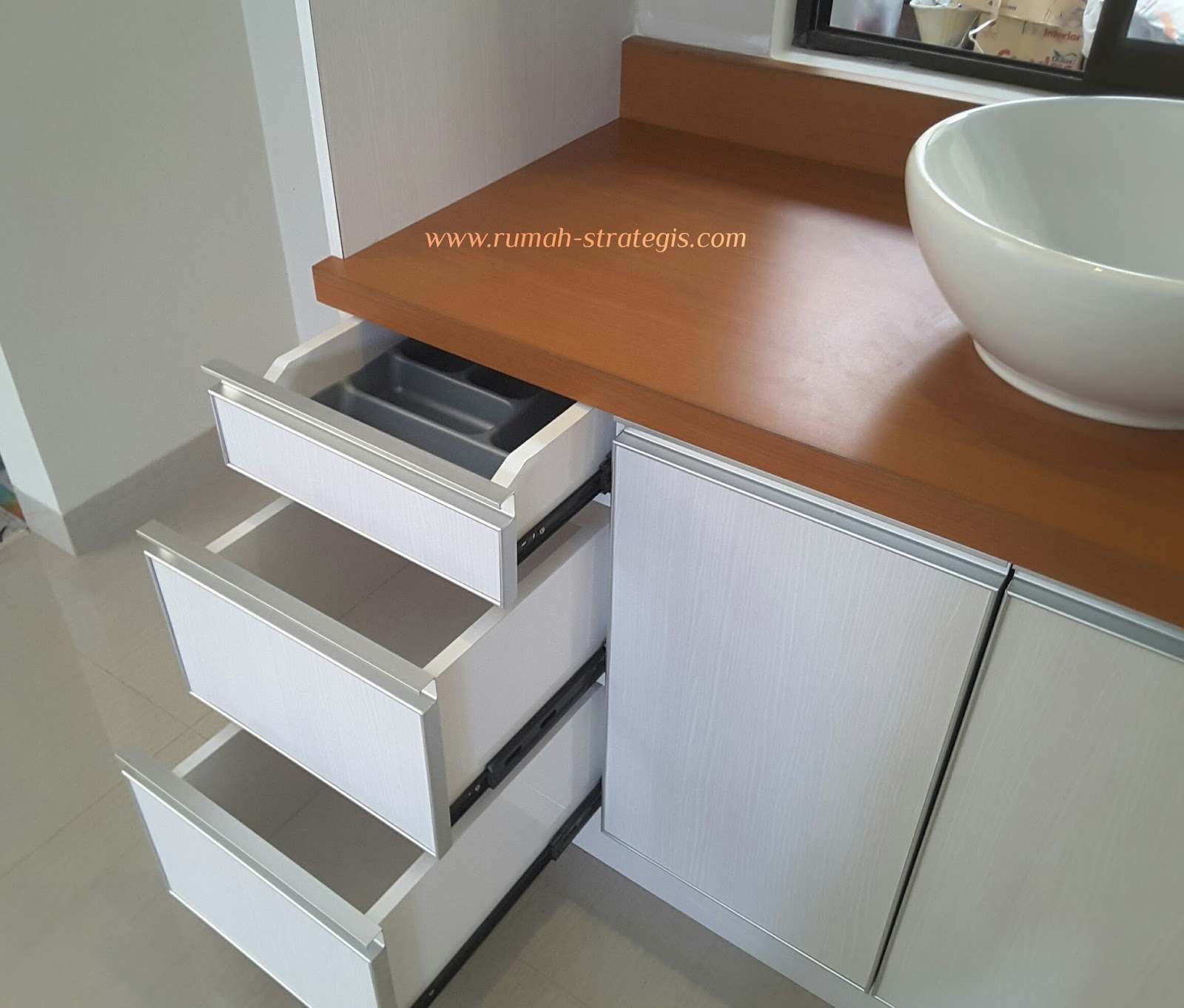 Kimura Gallery: Modern Mini Pantry