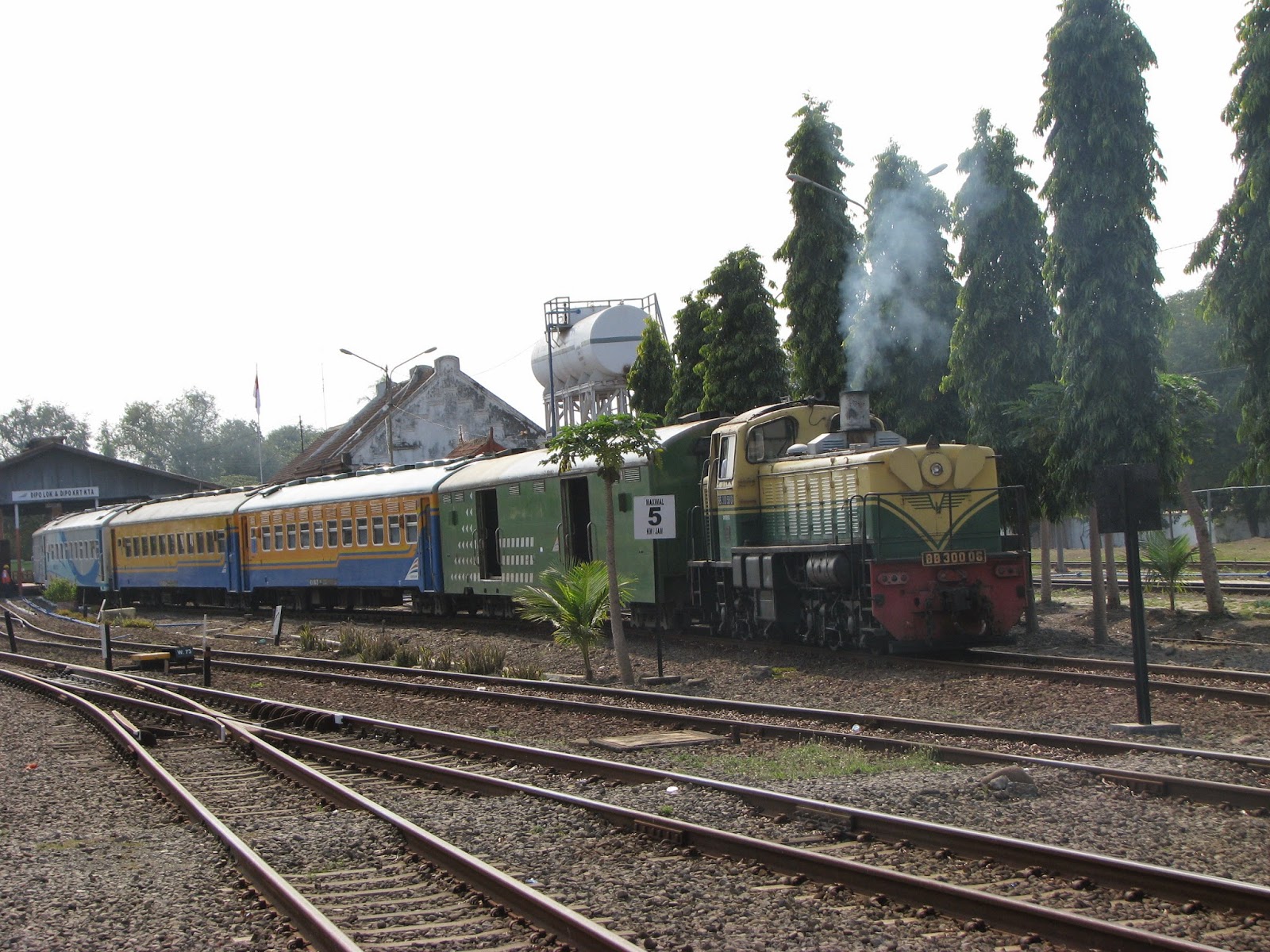 Kereta Api Indonesia: Lokomotif Seri BB300 58 01 Melangsir Rangkaian ...