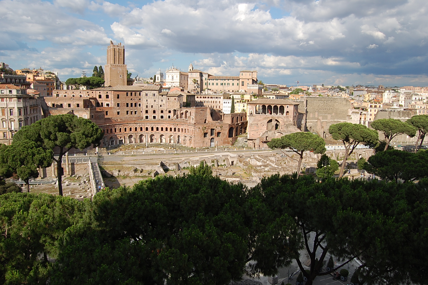 Tores romablogg: Verdens første kjøpesenter. Trajans marked og æressøyle.
