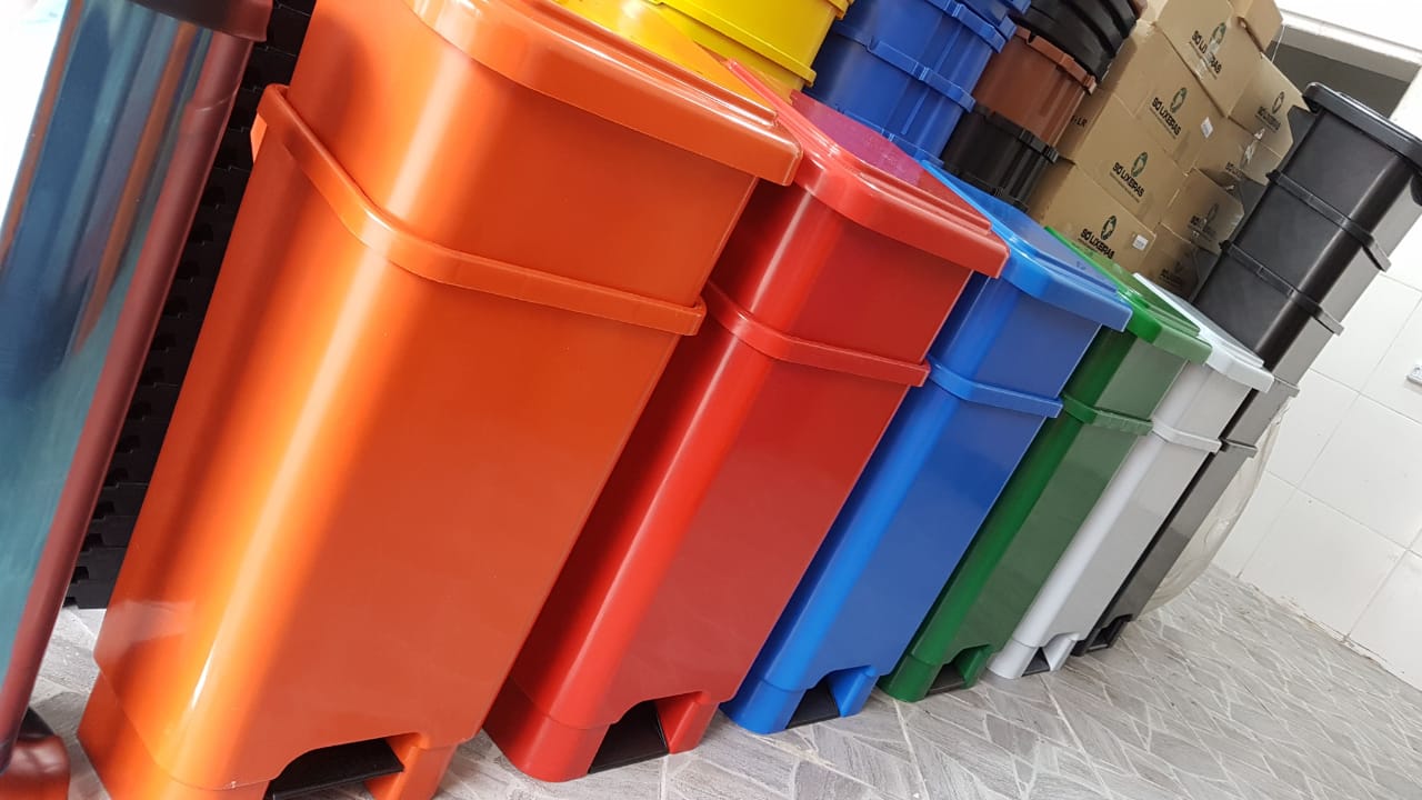 Reis Lixeiras: Cesto de lixo e Fibra de Vidro, e suas variedades.