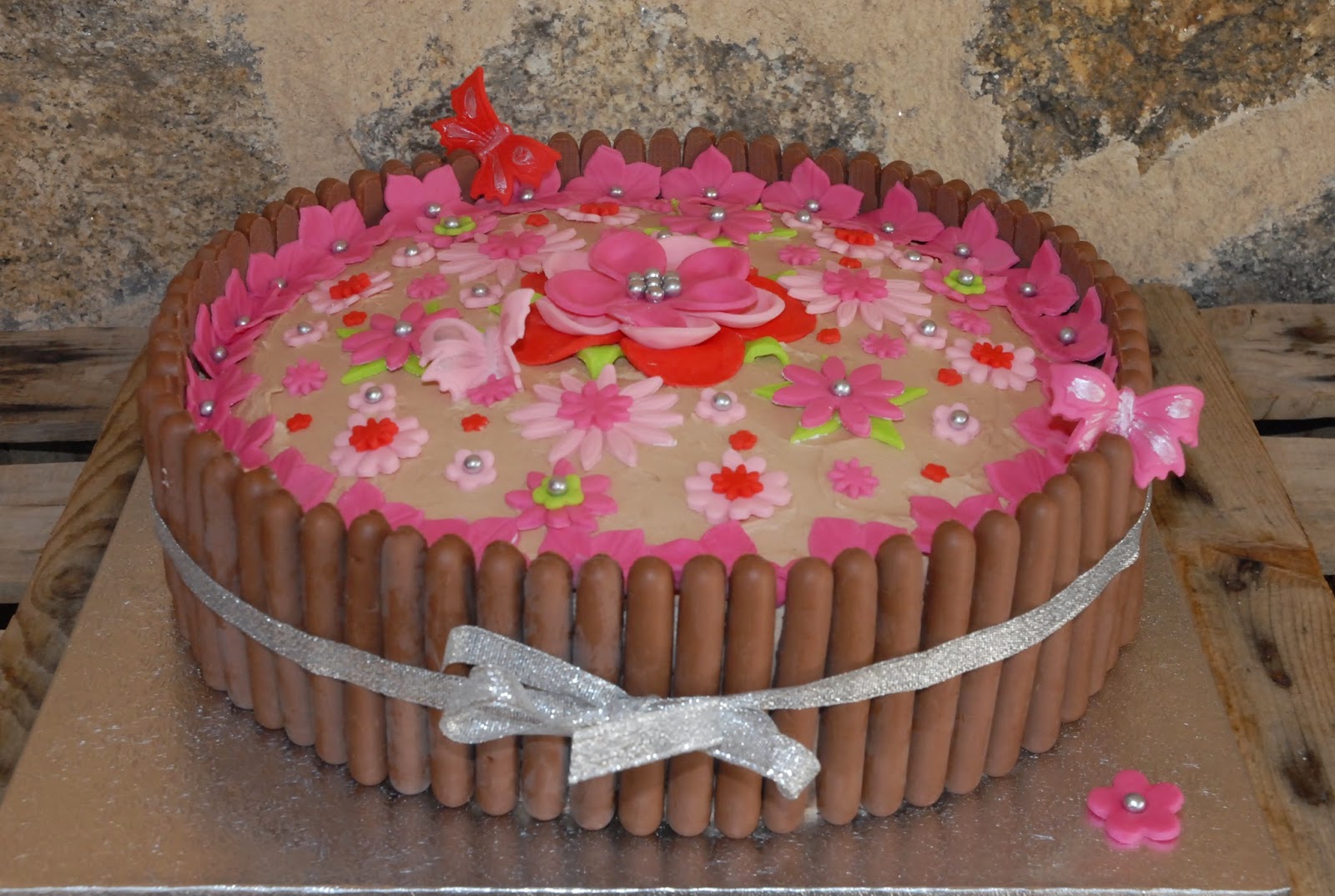 Bakemester Snipp: Rosa blomster bursdagskake