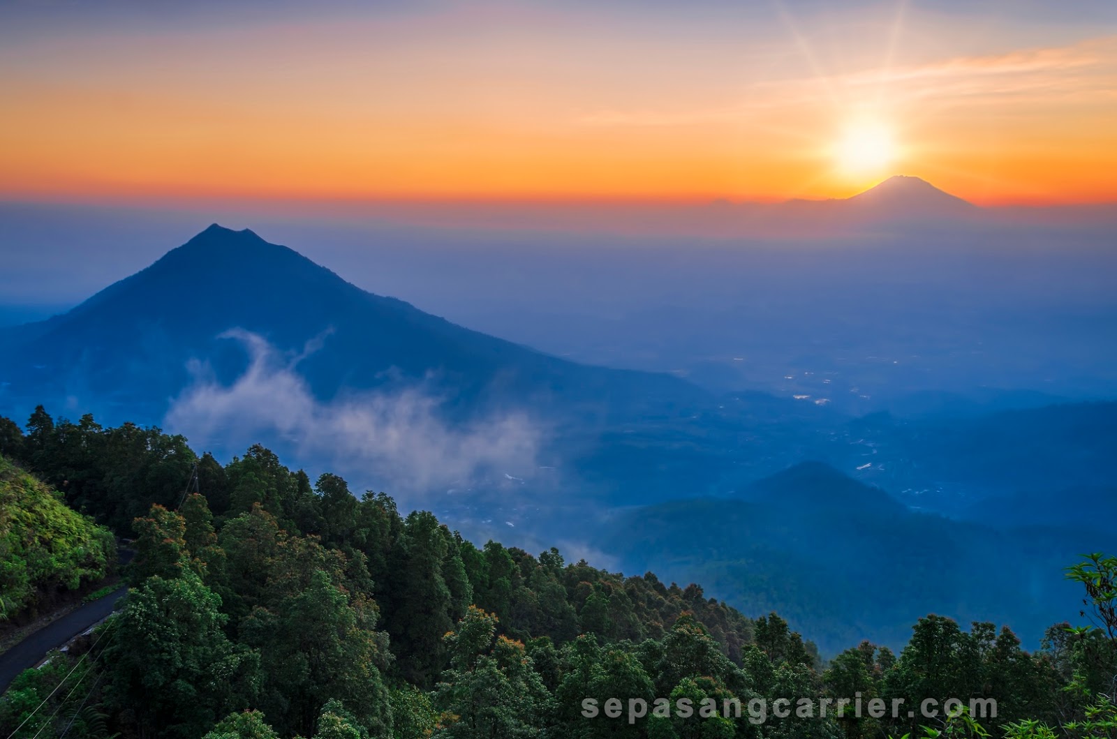 Menikmati Senja di Gunung Telomoyo Via Pandean Magelang - SEPASANGCARRIER