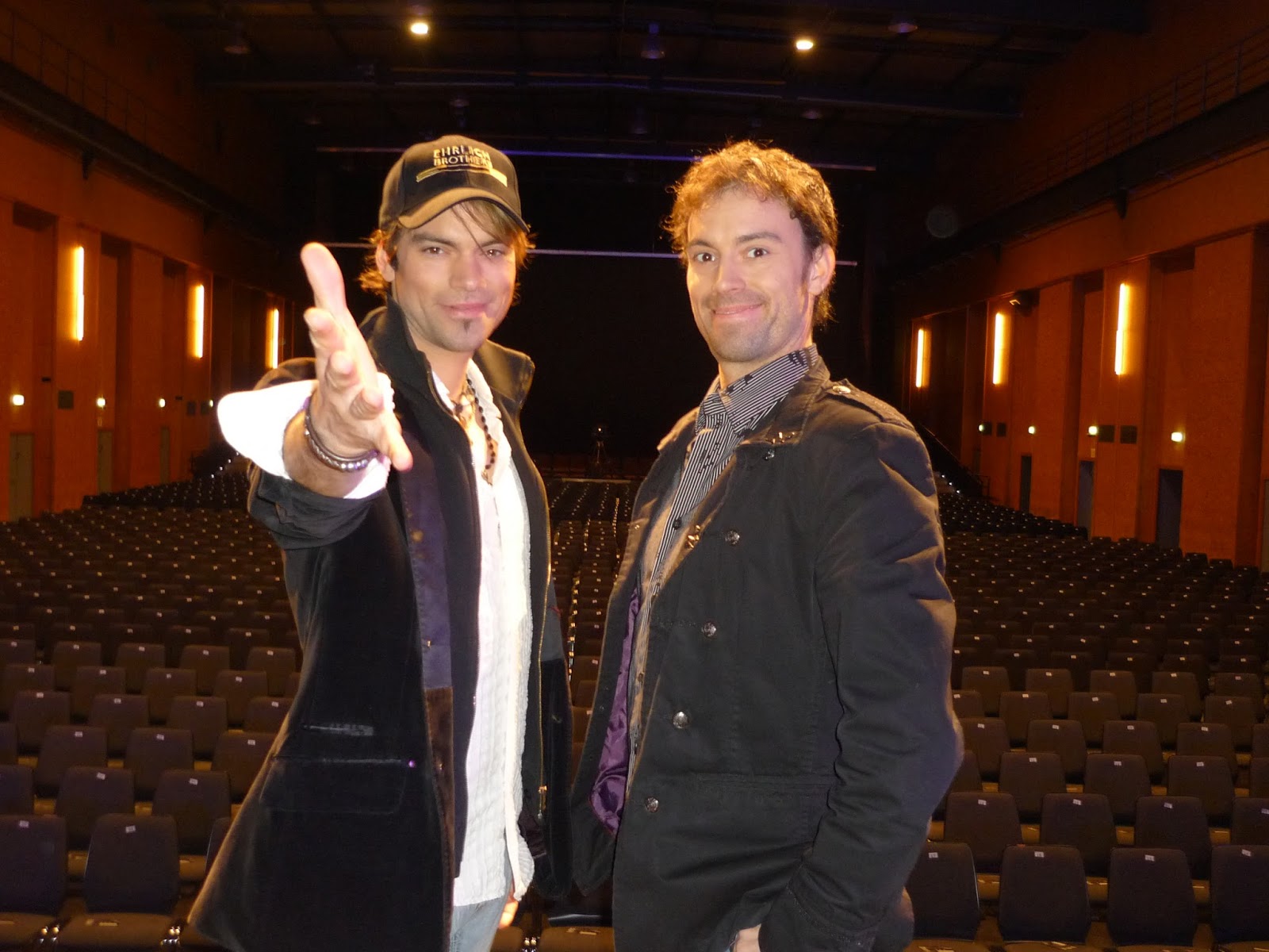 ehrlich brothers chris freundin - woodenbild :)