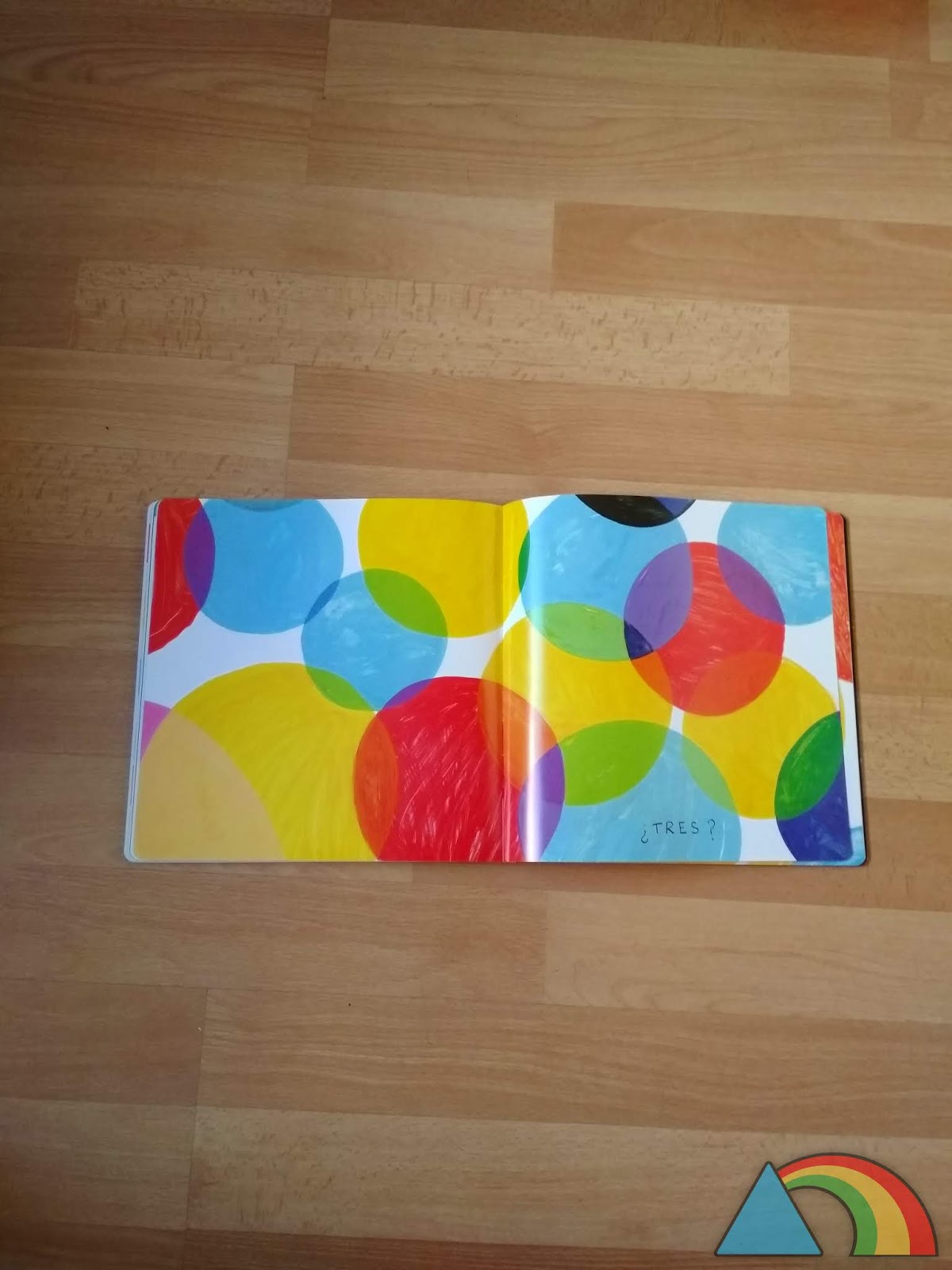 El Triángulo Arcoíris: Cuentos de Hervé Tullet: Un libro, Colores ...