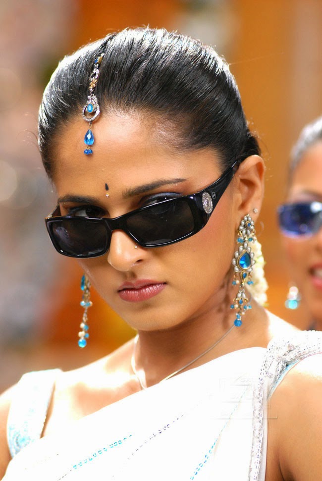 Anushka Shetty Hip Navel Photos In White Saree
