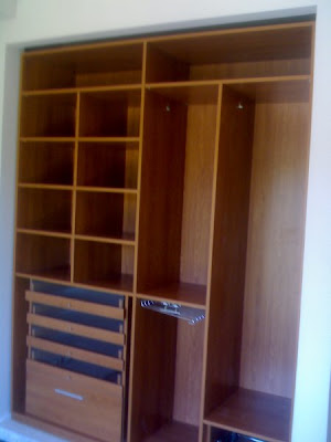 OHANA DESIGN: Interior de placard en melamina nogal