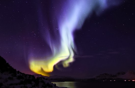Unik! Aurora Cantik Ini Berwarna Biru - Info Astronomy