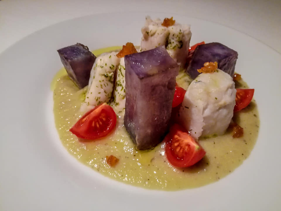 Filetto di merluzzo su crema di melanzana con patate viola e pomodorini ...