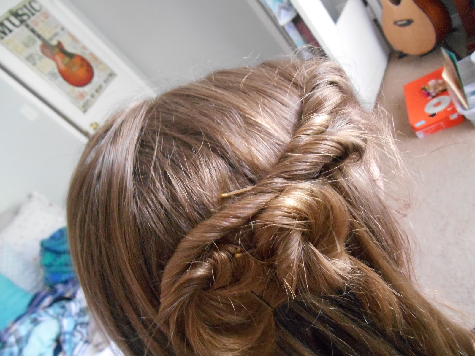 Twisty Pin-Back Hairstyle DIY