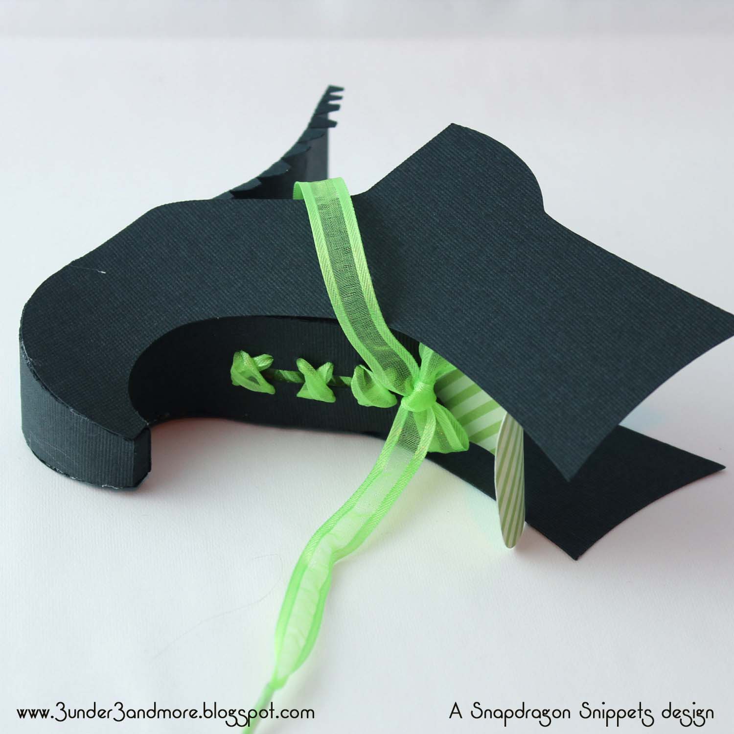 3 under 3 and more: 3D Paper Witch's Boot Tutorial