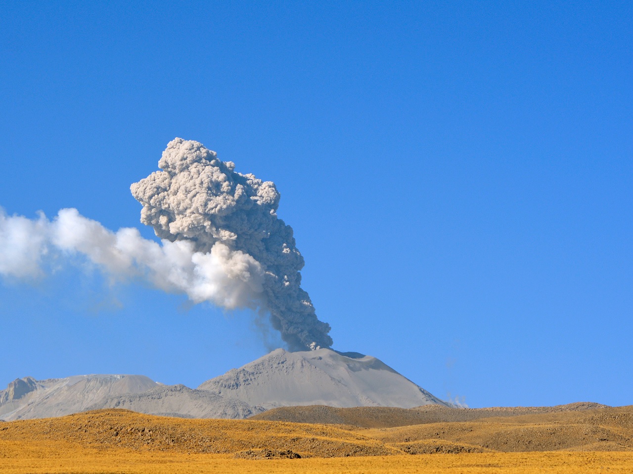 Volcán Sabancaya en Chivay