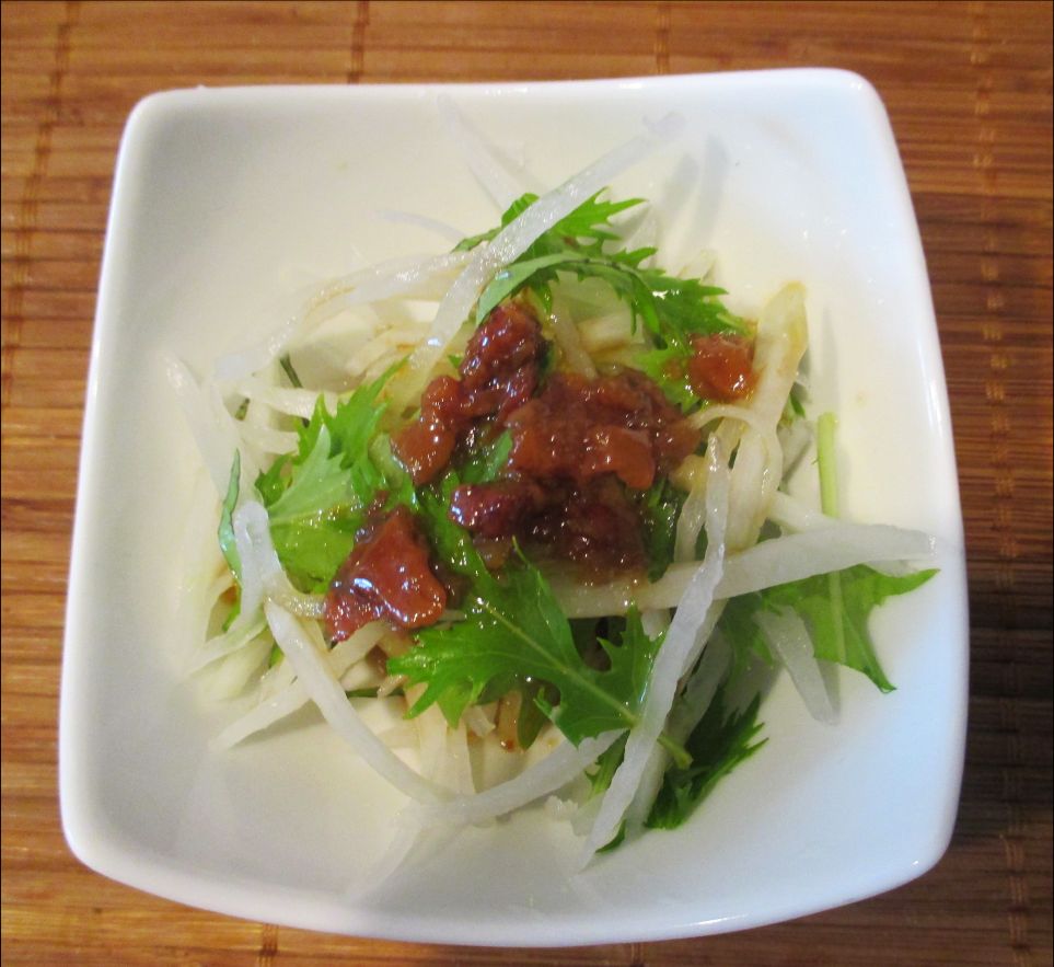 Otaku Family: Daikon-Mizuna Salat mit Umeboshi Dressing