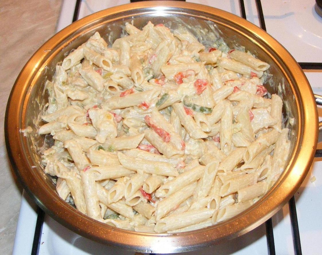 Paste cu piept de pui in sos alb de smantana | Preparatedevis.ro