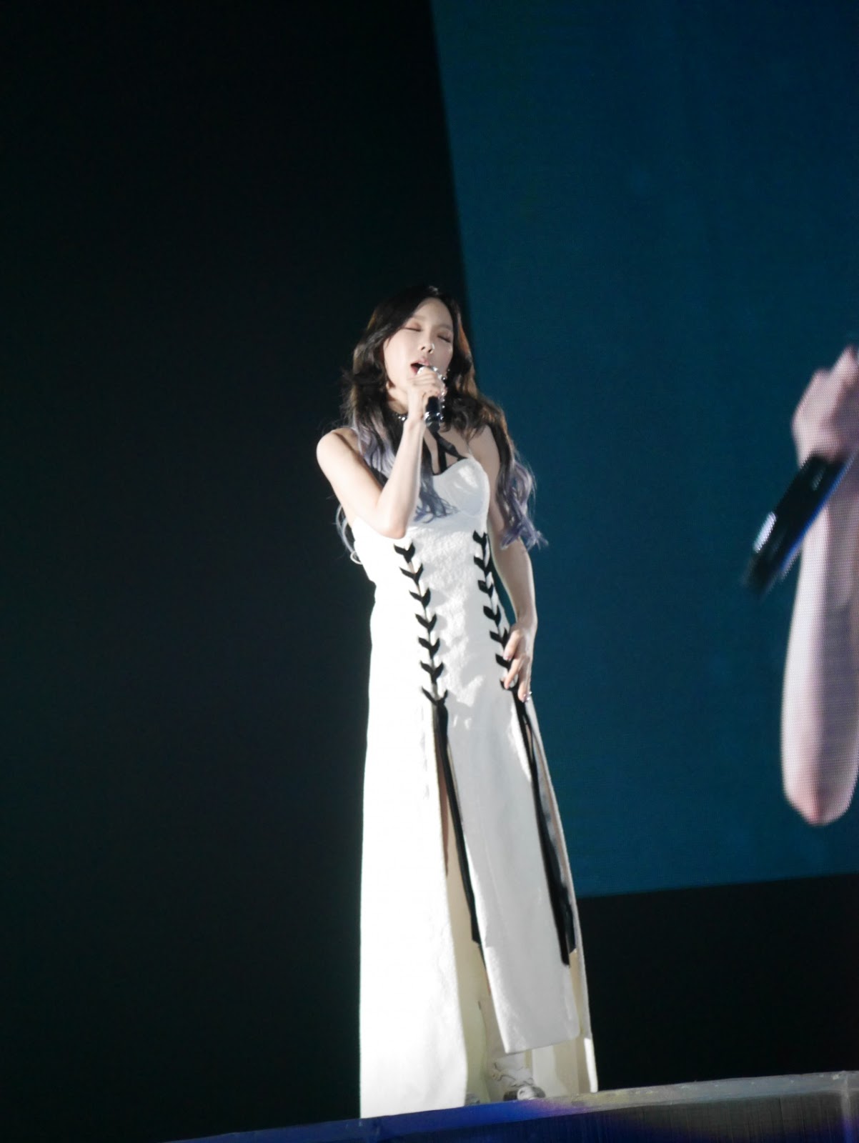 See SNSD TaeYeon's pictures from her 'PERSONA' concert in Hong Kong ...