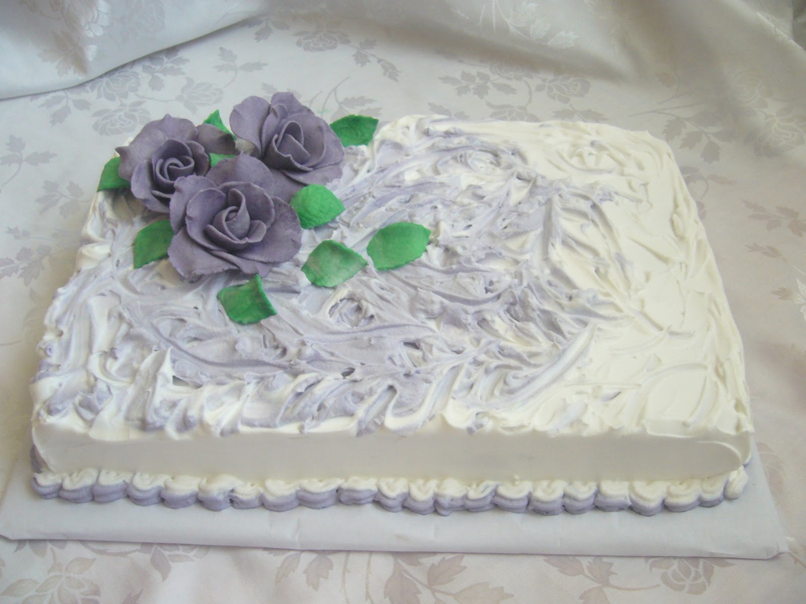 adela`s cakes: Tort ornat cu frisca si trandafiri mov