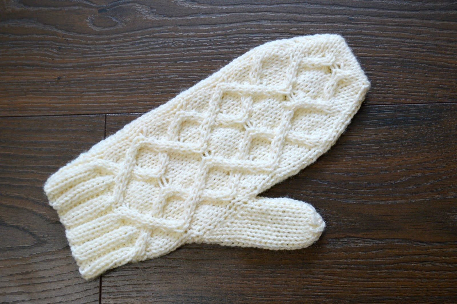How to Knit: Cabled Mittens