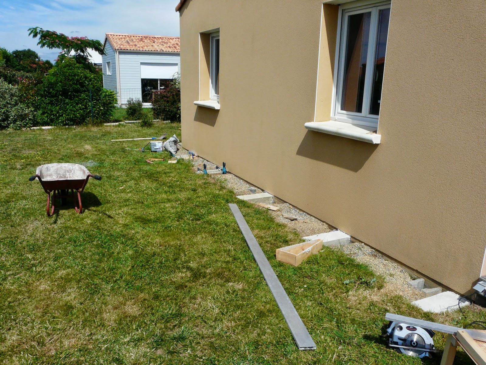 La maison de Laurent et Valérie à Bouaye: Trottoire périphérique en bois