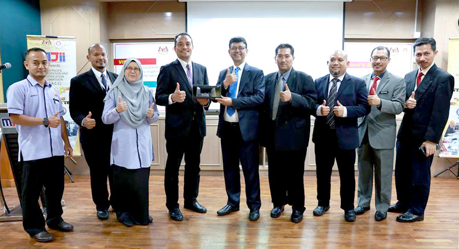 APACC President meets MARA Officials, presents APACC awards to two ...