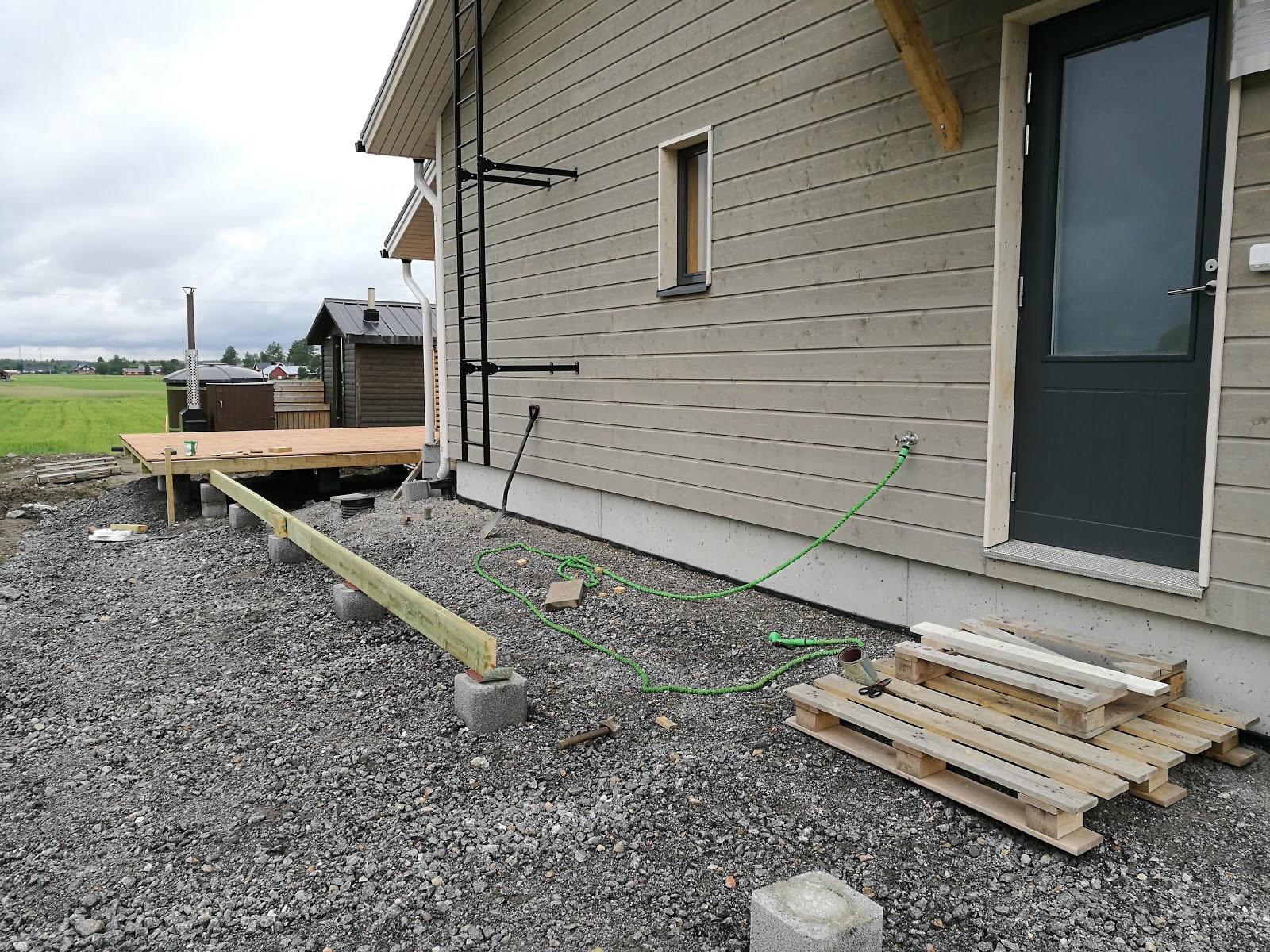 Pienisievä Sievitalo: Terassin runko