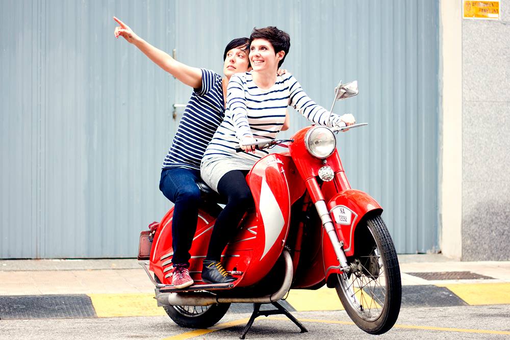 Magic Pop: Las Kasettes recrean y adaptan canciones luminosas de pop ...