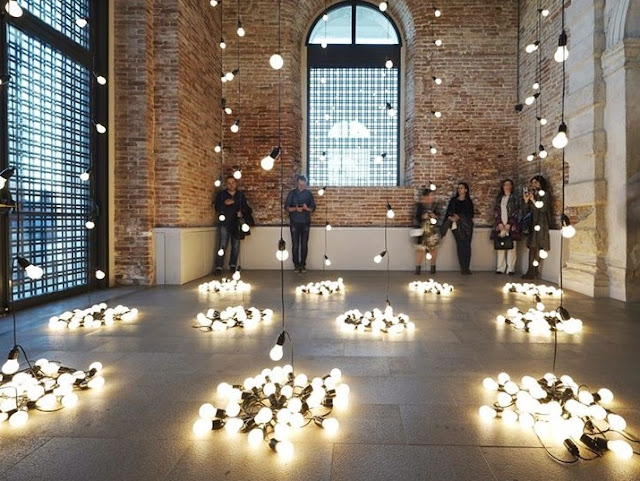 Biennale di Venezia: Luogo e Segni alla Punta della Dogana