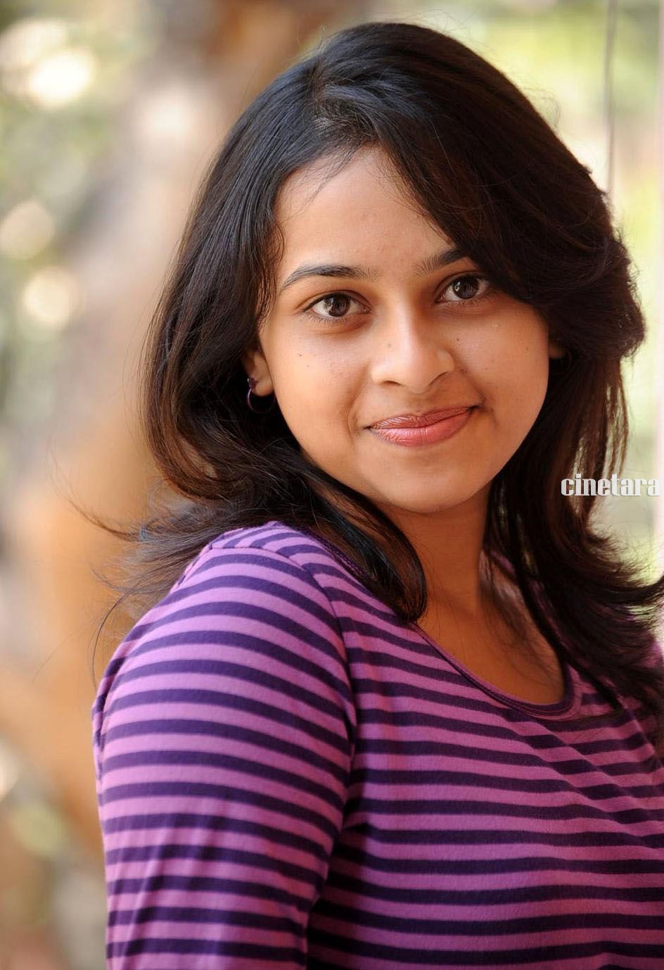 Telugu Hot Actress Sri Divya Rare Photos - MOVIEEZREEL.BLOGSPOT.COM