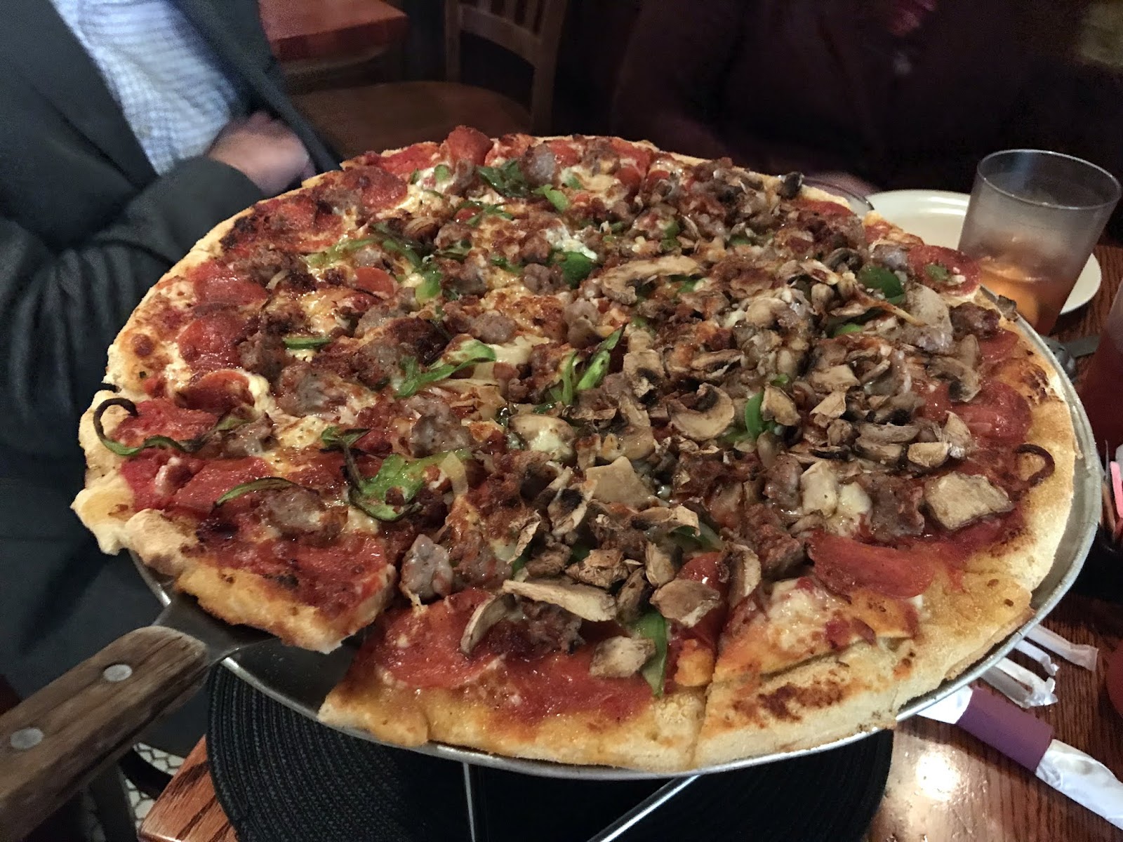 Pizza Quixote: Review: Pizzeria Due (Thin Crust) - Chicago IL