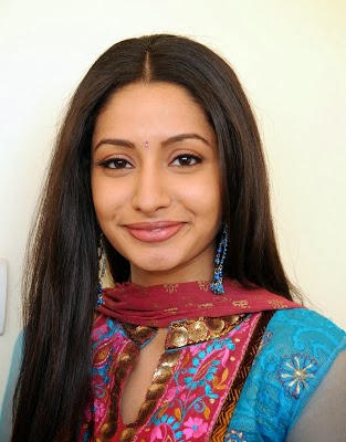 Anita Galler Candid Photoshoot HQ Pics At 'Maro Charitra' Telugu Movie ...