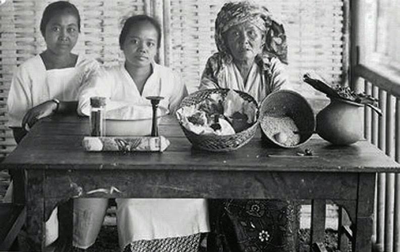 Indonesia Zaman Doeloe: Bidan dan dukun beranak di sekitar tahun 1930